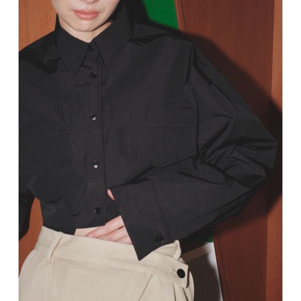 シワになり難く程良く張り感がある生地を使用したポケットシャツ。バストラインにあしらった切り替えラインや大きめの胸ポケット、身頃の着丈から少し見えるポケット袋布等ディテールの細部にまでこだわった一枚。短めの着丈は、ハイウエストのボトムと好相性...