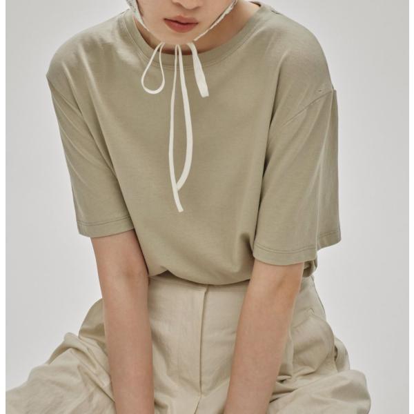 肌ざわりがよく、柔らかな質感のコットン生地を使用したTシャツ。ほどよくゆるいサイズ感とさらっとした着心地で、ボトムスにインしたメリハリのある着こなしがおすすめ。5色のカラーバリエーションが様々なスタイリングに馴染みます。No : 12510...