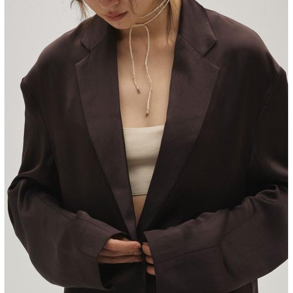 国内の上質なサテン生地を使用したジャケット。シャツのように軽やかでリラックス感のある着心地が魅力。シンプルなデザインはインナーを選ばず、デイリーからオケージョンまで幅広いシーンで活躍します。新色のダークブラウンが加わり、同じ生地を使用したS...
