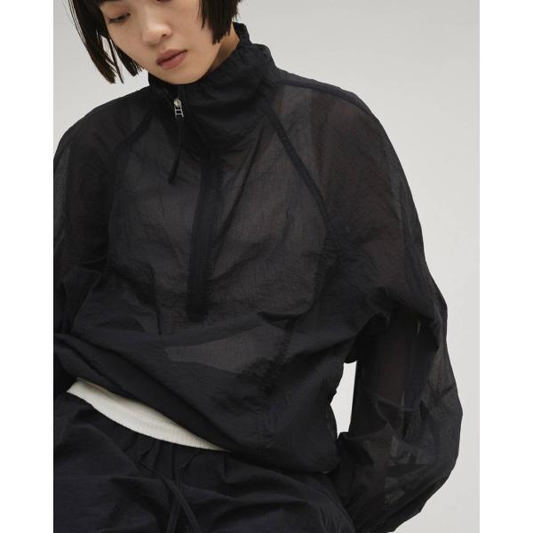 透け感のある細かなリップストップ生地を使用したハーフジップブルゾン。程よい張りのある生地感が立体的なシルエットをキープし、着るだけでこなれたムードを演出。タンクトップやロンTにさらりと重ねるだけで、抜け感のある雰囲気に仕上がり、あえてタック...