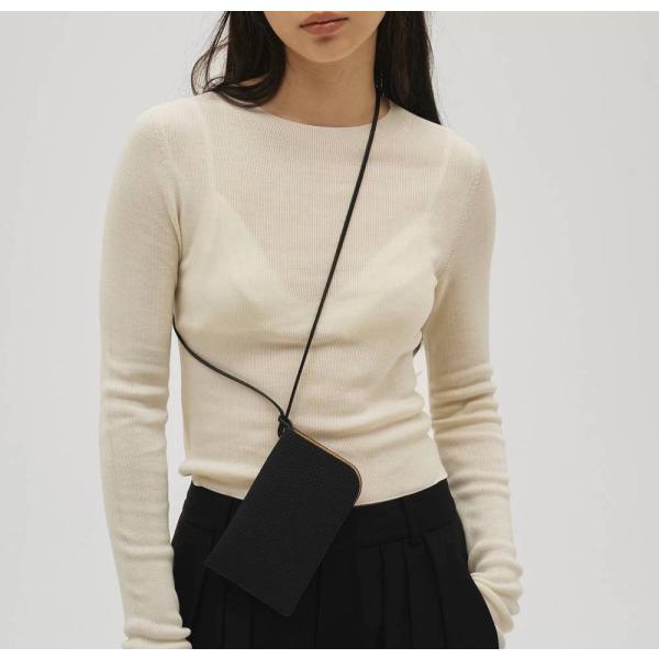 シルク混の肌触りのいい糸で編んだスムースニット。ホールガーメント仕様なので着心地も良く、ほどよいフィット感とコンパクトなサイズが着回しやすいアイテムです。No : 12610510素材: 再生繊維(セルロース)95% 絹5%