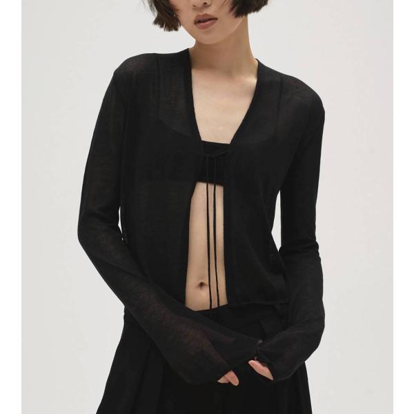 【発売日：2026年04月11日】コットン混糸で編み立てたニットカーディガン。コンパクトなシルエットにフロントの華奢な紐を添え、ミニマルな中にも女性らしさを感じる一枚。前後どちらでも着用できる2wayデザインで、幅広いスタイリングに活躍しま...
