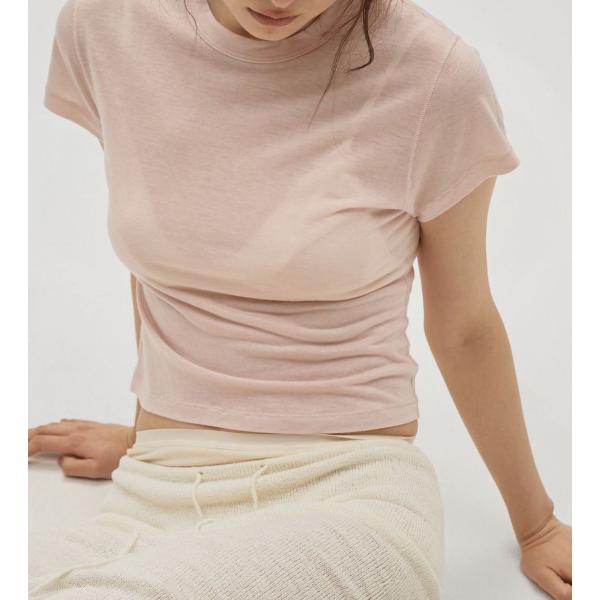 ほんのり透け感のあるカットソー生地を使用したTシャツ。もっちりとした質感と肌に吸い付くような滑らかなタッチで着心地も抜群。コンパクトなシルエットが程よく身体に沿い、インナーやレイヤードスタイルにも活躍します。No : 12610617素材:...