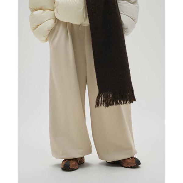 肉厚なスウェット素材を使用したタックワイドパンツ。落ち感のある素材が描く、ぽってりとした丸みのあるシルエットが魅力。ウエストはドロスト仕様で、気分や体型に合わせてフィット感の調整が可能で、裾に施したゴムが、足元に自然なボリュームとニュアンス...