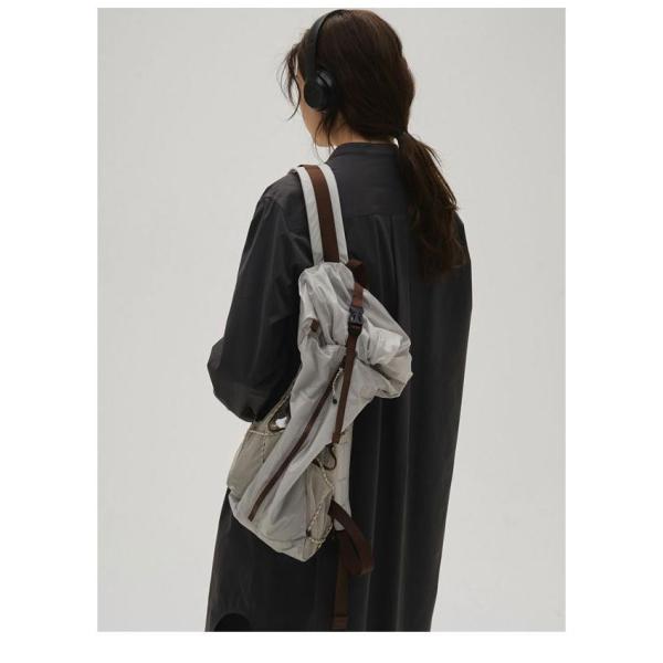 【発売日：2026年05月09日】シアー感のあるリップストップ生地を使用したバックパック。軽やかな素材感に撥水加工を施し、デイリーに活躍します。内側のポケットに折りたたんで収納できるコンパクト仕様。シンプルな黒のワントーンと、アイスブルー×...