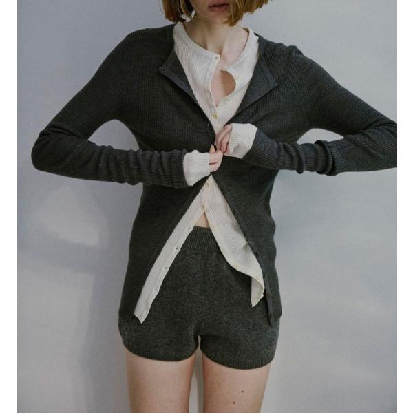 【発売日：2026年10月03日】【2026年9月中旬納期予定】シルクウールの糸で編み立てたカーディガン。縫い目のない一枚仕立ての編み地がすっきりとした印象を生み出します。シルク混ならではのなめらかさと、ウールの柔らかな温かみが身体に心地よ...