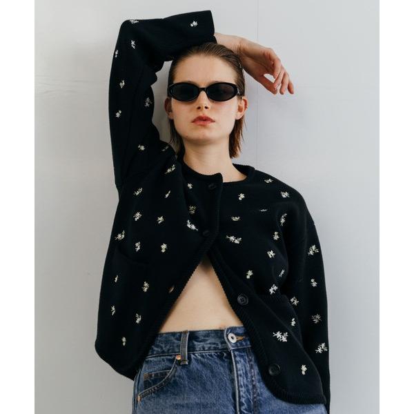 2025AW大ヒットのFLOWER EMBROIDERY KNIT JACKETがSPRINGにアップデートして登場。コットンベースの糸でカーディガンのように伸縮性があり快適な着心地をがありながらも、高い密度で素材を編立ることで、張り感を与...