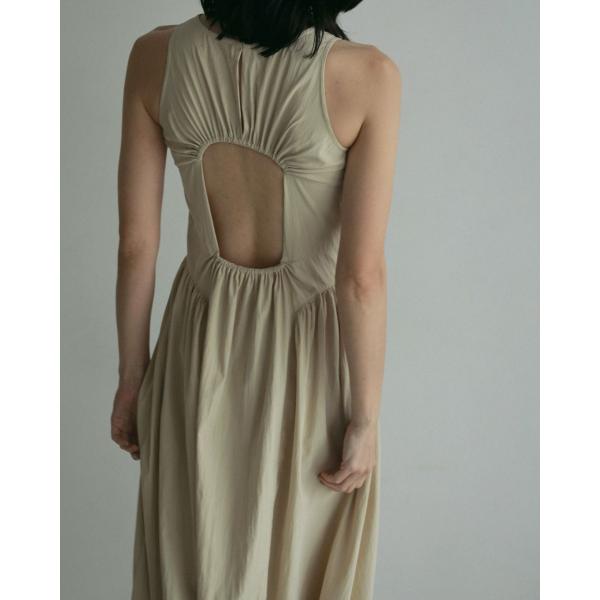 バックオープンデザインがポイントのノースリーブワンピース。スッキリとしたフロントとギャザーデザインのコントラストがニュアンスある一枚。これ一枚でスタイリングが決まりますマットな質感の素材で、甘めのデザインを程よくシックに見せ、大人っぽく着て...