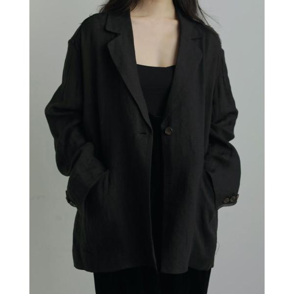 リネンならではの涼やかさと軽やかさを纏ったシアージャケット。さりげなく施されたカットオフデザインが、こなれた表情を添えます。ラフに羽織れるオーバーなシルエットが、抜け感ある着こなしを演出。夏の終わりから秋の始まり、そして春先まで、季節の端境...