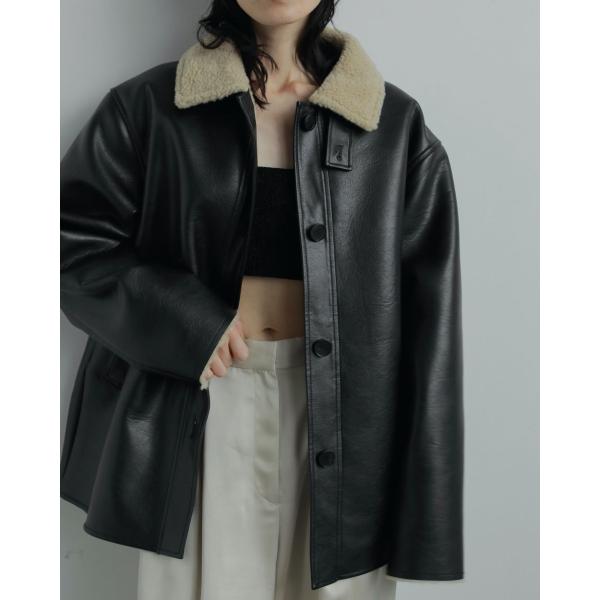 ボアカラーがポイントのエコシアリングジャケット。上品なシボ感と重厚感ある上質なエコレザーに、程良い粒感のボア素材をボンディングした生地です。フライトジャケットデザインとワイドシルエットでメンズライクに仕上げました。襟を立ててタブを留めて着る...