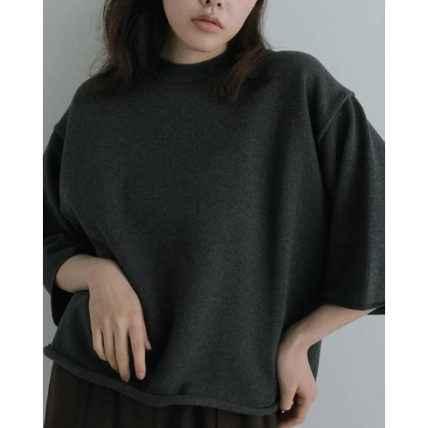 目の詰まった中肉の編み地でスウェットライクな半袖ニット。オーバーなサイジングでラフに着ていただけます。一枚ではもちろん、中に長袖Tシャツやシャツをレイヤードするのもおすすめ。袖口と裾は裁ち切り始末のように端でロールしたデザインにしているのも...