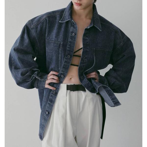 程よい厚みのデニム素材を使用した、オーバーシャツ。シャツとしてはもちろん、羽織りとしても活躍する一枚です。春の装いに映える、爽やかなブルーとホワイトの2色展開。胸元の大きなポケットやさりげないステッチが、カジュアルな中に程よい抜けと品の良さ...