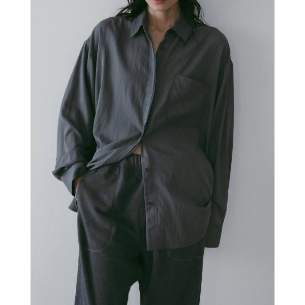 しなやかで軽い着心地が魅力のオーバーシャツ。リラックス感あるラフなシルエットで、一見シンプルに見えますが、細かなステッチワークにも注目していただきたい、ディテールにこだわった一枚。襟やヨーク、ポケットは細めのダブルステッチに、アームホールや...