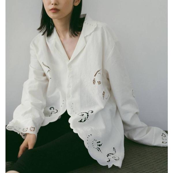 カットワーク刺繍が目を惹くインド製の開襟シャツ。袖と前身に大きく刺繍柄を入れ、これだけでコーディネートに華を添えます。スカラップ刺繍で仕上げた襟と裾もポイント。インド製ならではの繊細なディテールが、袖を通すだけで気分を高めてくれる一枚。オー...