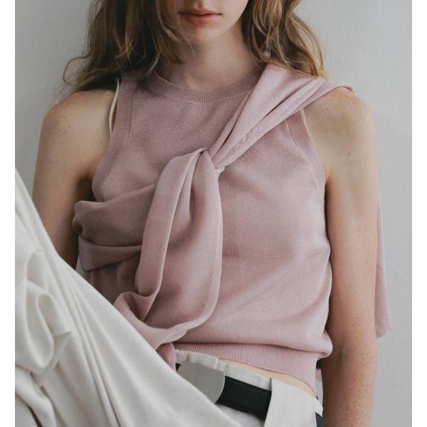 ハイゲージで仕上げた薄手のニットタンクトップ。無駄のないミニマルなデザインで、幅広いスタイリングに活躍する一枚。上品な編み地とアメスリデザインが合わさり、一枚で着てもモードな印象に決まります。同素材のHighgauge Sheer Card...