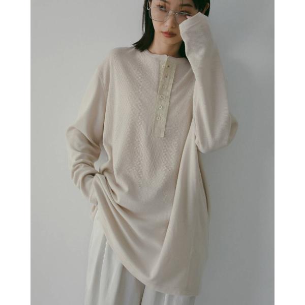 柔らかく肌触りの良いサーマル素材を使用したヘンリートップス。フロントは、前立て部分を別布で切り替え、表情ある一枚に。アイボリーは同色系でまとめ柔らかな印象に、ネイビーは配色のブラウンを効かせ、どちらもシンプルながら着映えする仕上がりに。ゆっ...