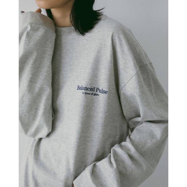 胸元とバックネックに配した刺繍ロゴが、さりげないアクセントになるロングTシャツ。程よく視線を引きつけながらも子供っぽくなりすぎない刺繍のカラーリングに。オーバーなシルエットで、一枚で着ても抜け感のある着こなしにまとまります。主張しすぎず、ス...
