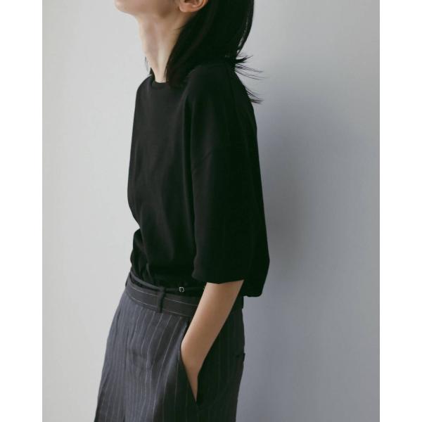 ほんのりと透けるコットン素材を使用したオーバーTシャツ。レイヤードにも取り入れやすく、着回し力のある一枚です。やわらかな着心地で肌馴染みもよく、さらりと着るだけで抜けのあるバランスに。ベーシックに使いやすいホワイトとブラックに、スタイリング...