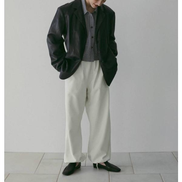 裏起毛素材を使用した、抜け感あるスウェットパンツ。ラフなシルエットがスタイリングの程よい外しとなり、こなれた印象を演出します。サイドやポケットに施したステッチデザインがさりげないアクセントに。裾はドローストリング仕様で、ワイドにも絞っても着...