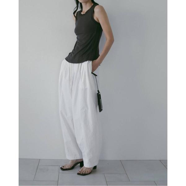 タックを4本入れ、たっぷりとボリュームを持たせたナイロンパンツ。丸みのあるフォルムが印象的で、スタイリングに存在感を添えながらも幅広いトップスと好相性です。ウエストは総ゴム仕様で、リラックス感のある穿き心地も魅力。フロントの切り替えに施した...