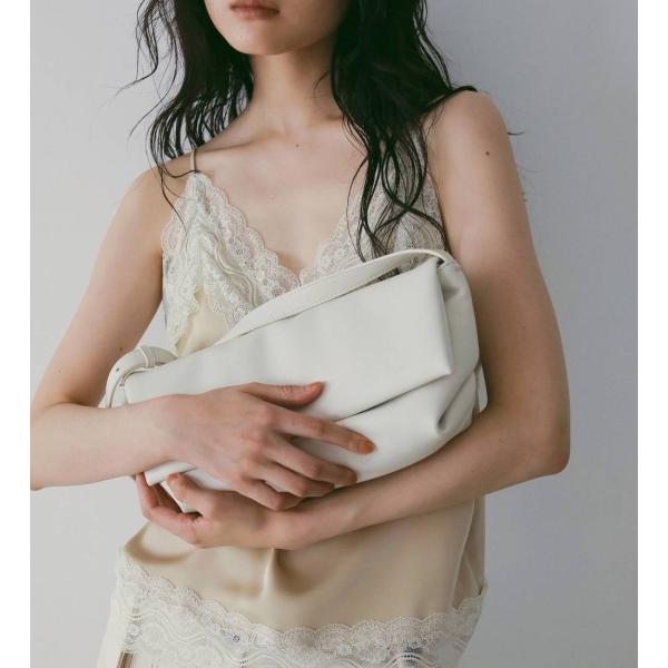 しなやかでマットなエコレザーを使用したミニBAG。フロントのかぶせ部分で優しく包み込んだふんわりとした横長のフォルムが特長。手に持った際の柔らかな風合いも魅力です。肩紐は、ぎぼしパーツで長さ調節が可能。肩掛けしたり、長くしてショルダーバック...