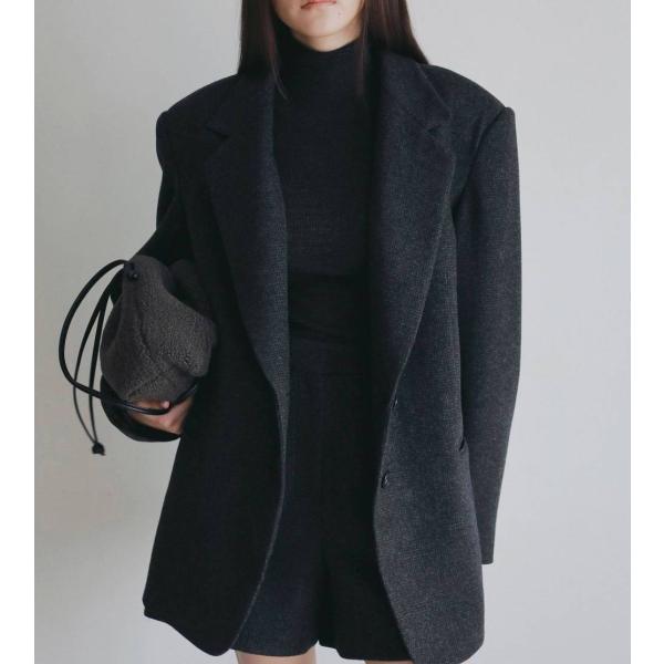 【発売日：2026年10月08日】昨年もご好評いただいたヘリンボーン素材のオーバージャケット。3色の糸をミックスさせた奥行きある柄が魅力。人気のベージュに加え、チャコールグレーが登場。新色は微配色の糸で仕上げ、さりげない柄感に。ウール混で柔...