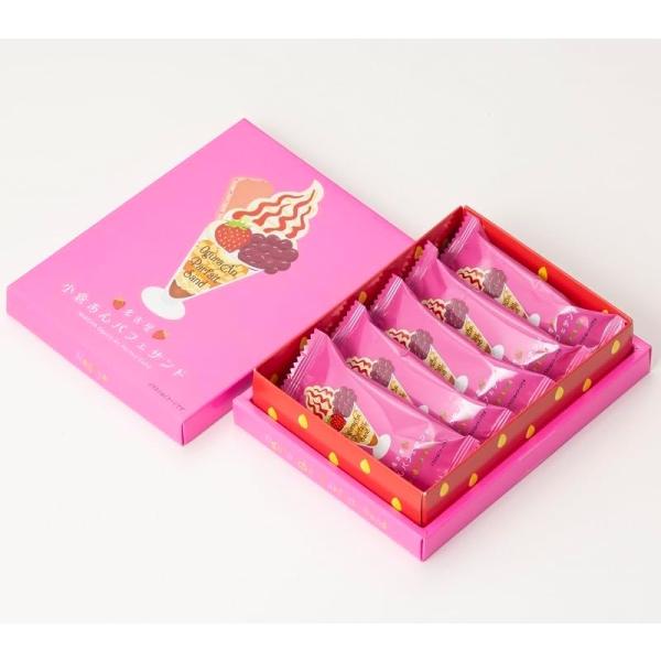 名古屋の“あんこ文化”を洋風にアレンジ！名古屋の伝統スイーツ文化をベースに誕生した「小倉あんパフェサンド」。フリーズドライの小倉あんとコーンフレーク入りホイップチョコを、「紅ほっぺ」ピューレを練り込んだサクサクのクッキーでサンド。ザクザク食...