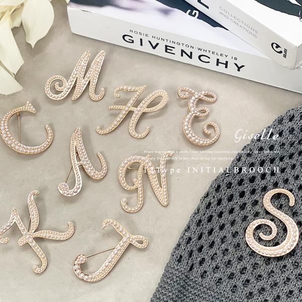 ブローチ パール調 アルファベット ロゴ 大きめ アクセサリー レディースゴールドのフレームにパール調の装飾が上品なイニシャルブローチ。存在感のある大ぶりサイズで、洋服はもちろん、バッグや帽子などにもぴったり。ストールやポーチ、ヘアゴムに添...