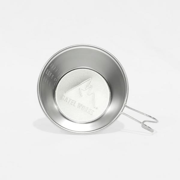 RATEL WORKSロゴ入りシェラカップがリニューアル。品名 SIERRACUP（シェラカップ）品番 RWS0007E材質 18-8ステンレス鋼サイズ W17.2×D12.2×H4.5cm