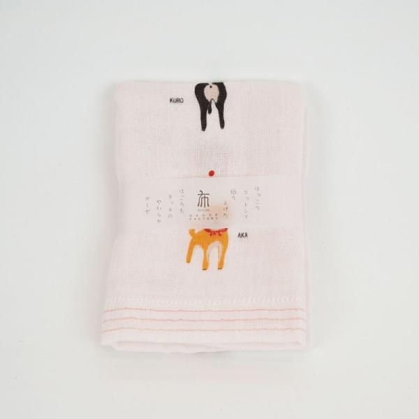 ふんわりやさしい肌触りのガーゼタオル「シーバ ピンク」です。3種類の柴犬のかわいい、おしゃれなタオルに仕上げました。タオルの織機でガーゼ2枚合わせて織り上げました。綿100％で吸水性も良く、程よい薄さ、軽さがうれしい１枚です。乾きも速いので...