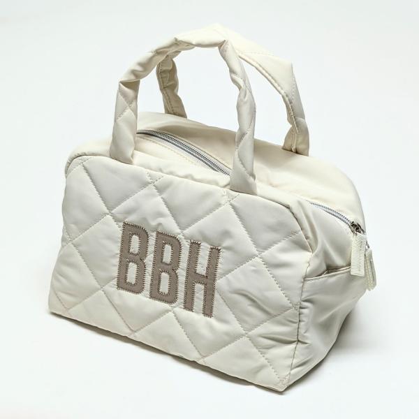 とってもかわいいキルティング素材のミニボストンバッグ　ホワイトです。お出かけやビジネスユースと普段使いにはもちろんですが、内側生地が2重で保冷温効果があるので、ランチバッグとしてもおしゃれにお使いいただけます。持ち手を持って、腕を通しても、...