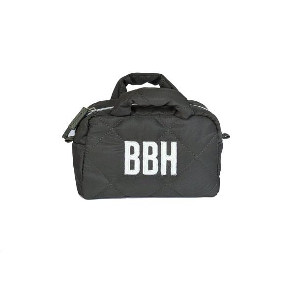 大好評のミニボストンがそのままギュッと小さくなったおしゃれなポーチバッグが登場。ポーチサイズで使い勝手がよく、ミニサイズのランチバッグ、コスメやステーショナリーポーチとしておすすめ。サイドのループにストラップなどをつけて肩がけにできます。イ...