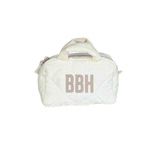 大好評のミニボストンがそのままギュッと小さくなったおしゃれなポーチバッグが登場。ポーチサイズで使い勝手がよく、ミニサイズのランチバッグ、コスメやステーショナリーポーチとしておすすめ。サイドのループにストラップなどをつけて肩がけにできます。イ...