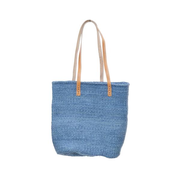 サイザルバッグ ロングラージ BLレザーストラップケニア産、サイザル麻で編み上げられたかごバッグ。雑誌、書類が綺麗に収まる、大容量、縦長シルエットのトート型。ショルダーストラップには、牛革、本革を使用。サイザル麻のざっくりとした風合いがおし...