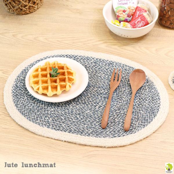 ジュートで編んだ天然素材のプレイスマット。プレイスマットとして、あらゆるインテリアアイテムとしてご使用いただけます。アジアン、和、ハワイな雰囲気にもいろいろお使いいただけますサイズ　　 　約40cm×30cm材質　 　　　ジュート