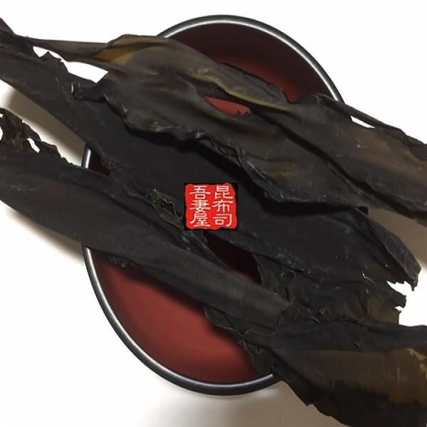 吾妻屋のえながは上浜採。安価な通常品とは旨味レベルが断然違います。　天然羅臼昆布の元揃えの製品は１等検から５等検まであります。その中でこの規格に属さない昆布、細かったり、グッと握っているような形の不揃いの部分を「えなが」といいます。細く仕上...