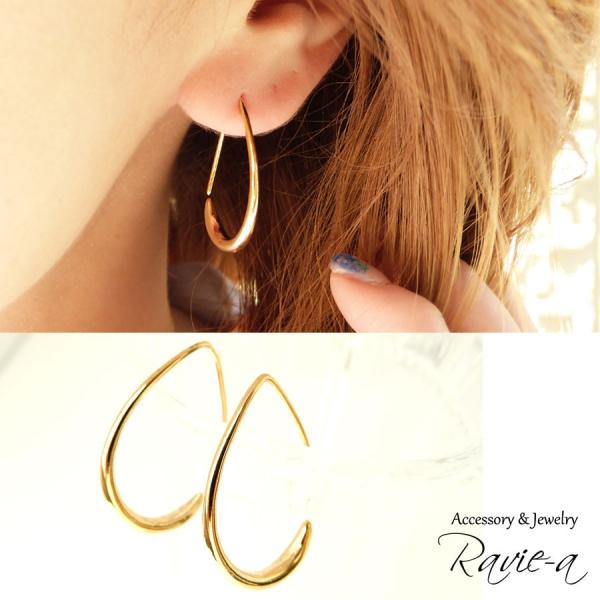 厚みの変わるカーブがよこ顔艶やか美人に。フラットでシンプルなデザインのフープピアス。シンプルながら、しずくのようなぷっくりとしたシルエットが絶妙に可愛いピアスなので付けるだけでワンランク上のお洒落コーデにアップデート!服装を選ばないのでオフ...