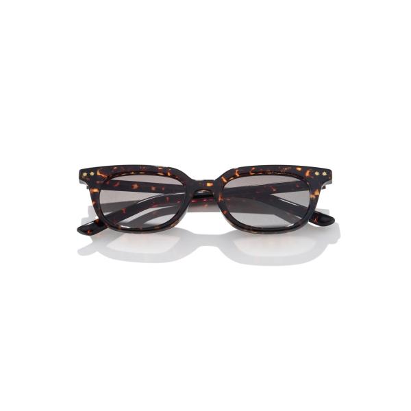 シャープでエッジの効いたラインを備えた滑らかな長方形フレーム。クラシックな旅人を彷彿とさせるようなイメージでありながら、現代化されたbatesはどんなファッションも格上げするのに欠かせないアイテム。フレーム素材 ; リサイクルポリカーボネイ...