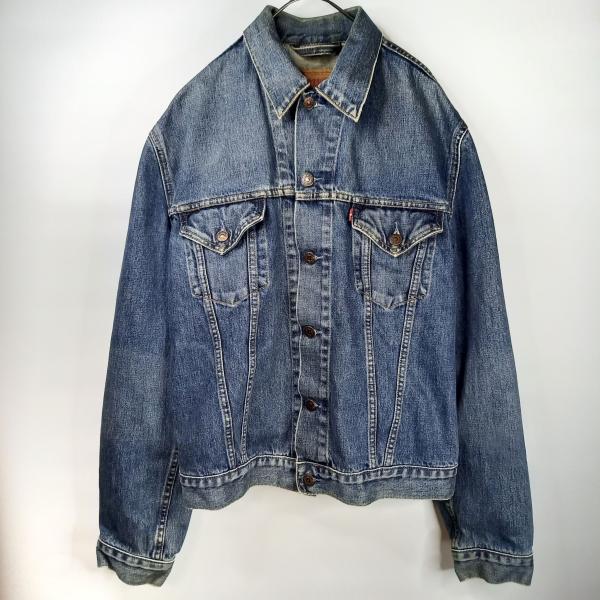 Levi'sのデニムジャケットです。比較的紺の色味が残っておりますので、これからも長く愛用いただけそうです◎グッドサイジングな一着！・カラーインディゴ・素材100%コットン・サイズ表示：XL実寸値：　着丈:約63cm　身幅:約52.5cm　...