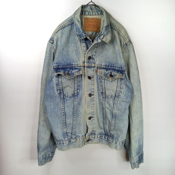Levi'sのデニムジャケットです。すっきりしたシルエットと、アイスブルーの色味が最高な一着！ほどよいサイズ感も嬉しいですね◎・カラーアイスブルー・素材100%コットン・サイズ表示：42（Lサイズ相当）実寸値：　着丈:約59cm　身幅:約5...