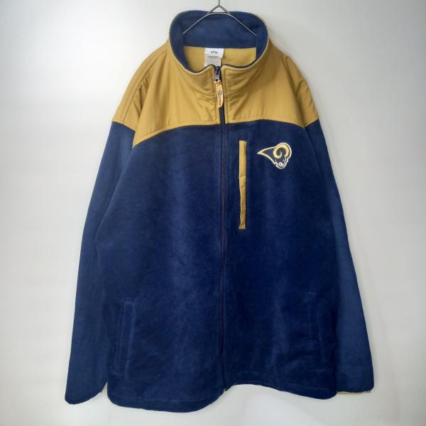 ●TEAM APPARELのフリース ジャケットです。●胸のロゴ刺繍は、ロサンゼルス・ラムズがモチーフ（旧ロゴ）。●配色かとてもかわいい一着です◎・カラーネイビー・素材100%ポリエステル・サイズ表示：XL実寸値：　着丈:約76cm　身幅:...