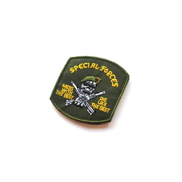 マジックテープ付で簡単にＢＤＵやヘルメットなどに装着可能です。