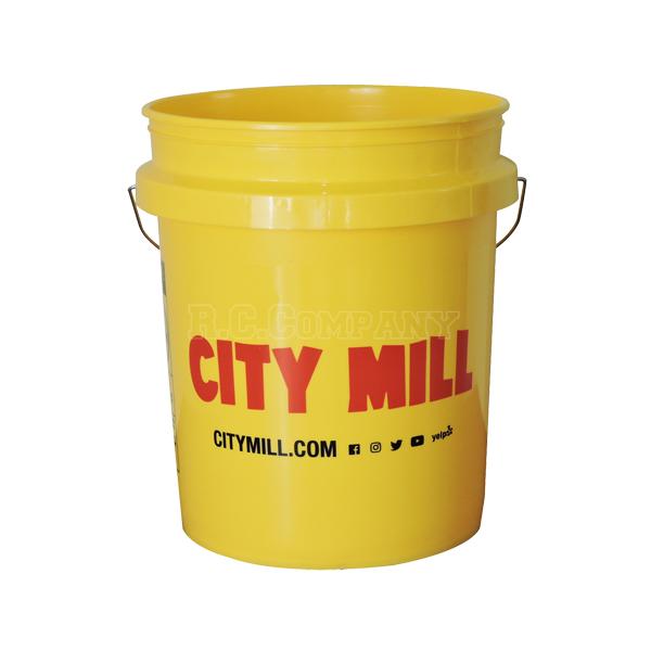 【商品コード：PB-5G-CTY】ハワイのホームセンター「CITY MILL」のプラスチック製バケツです。掃除や洗車、工具入れにはもちろん、ごみ箱にも使えます。【サイズ】・φ約305mm×高さ360mm(取手部は含まず)【容量】・5ガロン（...