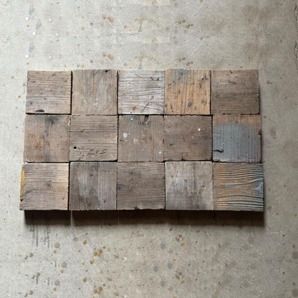 【商品コード：W-B20】200幅 35厚の杉足場板（古材）です。風格漂う足場板は、変形や穴、欠けがある一方で、その個性を活かして様々な用途にご利用いただけます。並べて撮影するだけで、一味違ったインスタ映え写真の背景に。さらに市松模様に並べ...