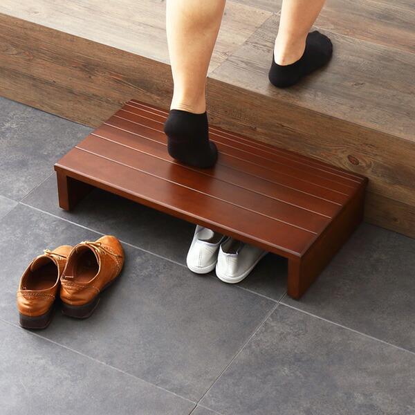 【発売日：2016年10月18日】●内容・アジャスター付なので水平に置けます。・下には靴が収納出来ます。・玄関での上り下り時足腰の負担を和らげます。・天板の表面には溝が彫っているので滑りにくい。●仕様【カラ−】ブラウン【材質】天然木（ラバー...