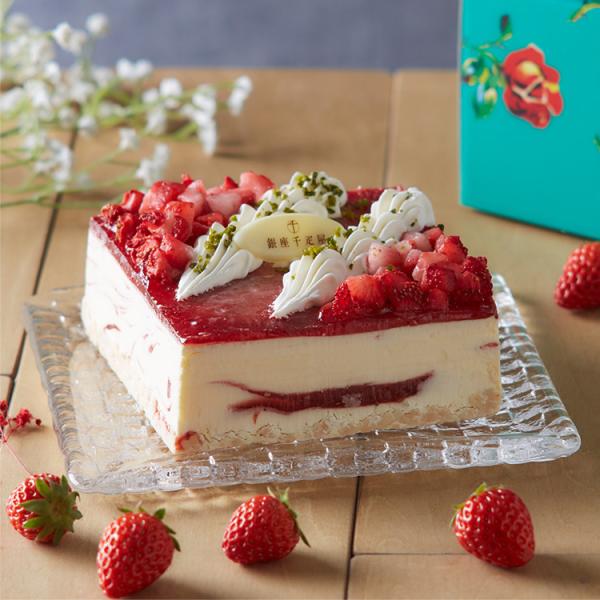 【発売日：2022年10月06日】【商品特徴】濃厚なバニラアイスに、甘酸っぱいストロベリーソースをミックス。底に敷きつめたクランチのサクサク食感がアクセントです。いちごたっぷりで、見た目も華やかです。【原材料(アレルギー表記含む)】無指乳固...