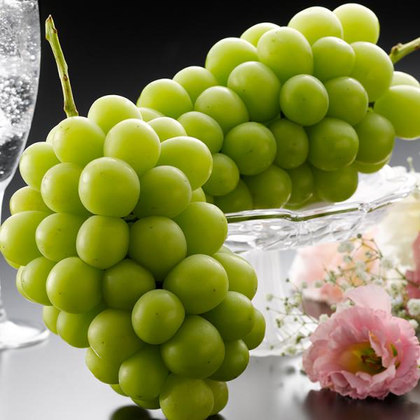 【発売日：2023年06月28日】【商品特徴】シャインマスカットは2006年に品種登録されたばかりのニューフェイスです。果肉は弾力があり、皮はとても薄く、皮ごと食べる事が出来ます。【商品区分】食品【原材料(アレルギー表記含む)】青果【製造者...