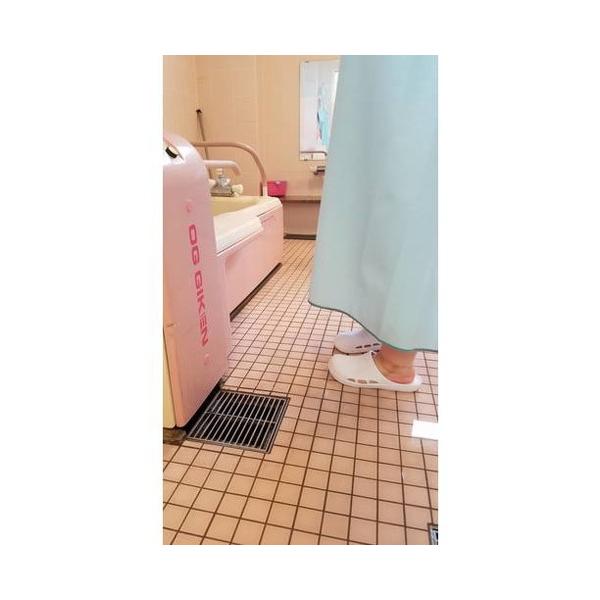 【発売日：2023年11月22日】【商品スペック】特長●滑りにくいハイパーV搭載の入浴介助用サンダル●水や石鹸水滑りやすいお風呂場でしっかりとグリップ●ストレッチャーや車椅子使用時に負傷しやすい爪先を保護●足の負担を軽減したクッション性の高...
