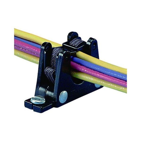 【発売日：2022年06月20日】【商品詳細】●ワイヤーを差し込む時に束線が常に丸く保持されます。●完成後に簡単に取り外すことができます。●ハーネス組立におけるケーブルの保持。●色：黒●縦(mm)：14.2●横(mm)：49.8●高さ(mm...