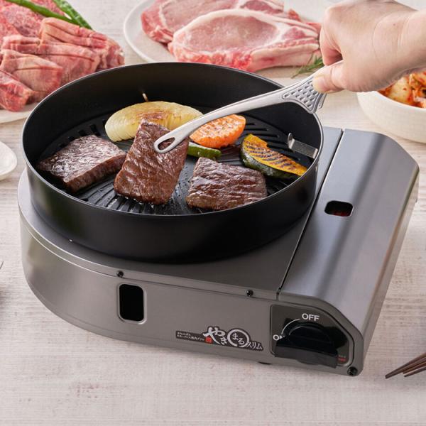 【発売日：2026年01月21日】余分な油は水皿へ落ちる構造で、ヘルシーに焼き上げられます。直火式のパワーで、お肉がこんがり美味しく焼けるのも魅力。プレートはフッ素加工でお手入れも簡単です。トングはそのまま置いても先端がテーブルに触れず衛生...